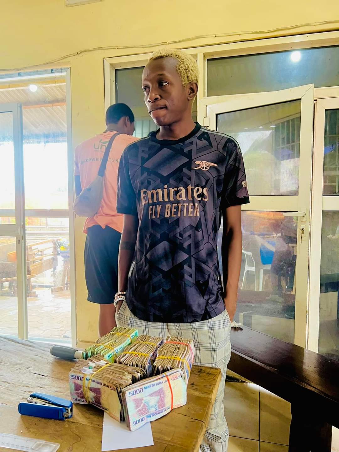 Rap Gee Makes 13 Million Leones Gesture to an Undisclosed Sierra Leonean